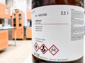 Autoverkoper krijgt bijtende stof in ogen gespoten, dader krijgt geen ...